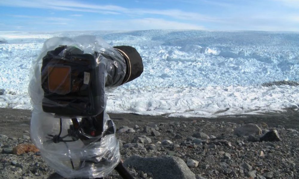 Man Points Camera at Ice – Then Captures the Unimaginable on Film