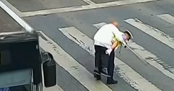 Heartwarming Video Shows Traffic Cop Giving An Old Man A Piggyback To ...