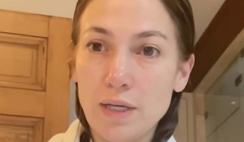 Jennifer Lopez's Makeup-free Photos Reveal Her Stunning Natural Appearance