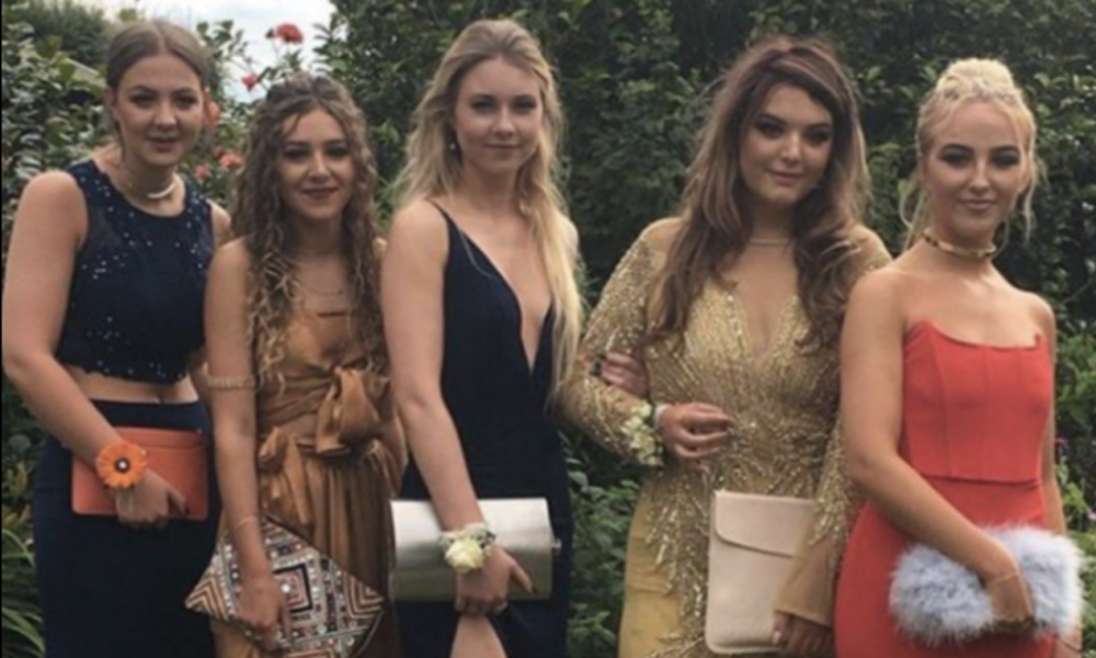 Five Girls Pose For Prom Photo—Later It Goes Viral Due To Little Hidden ...