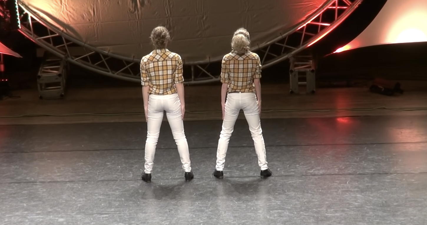 Unusual Dance By Two Girls Had The Entire Crowd On Their Feet