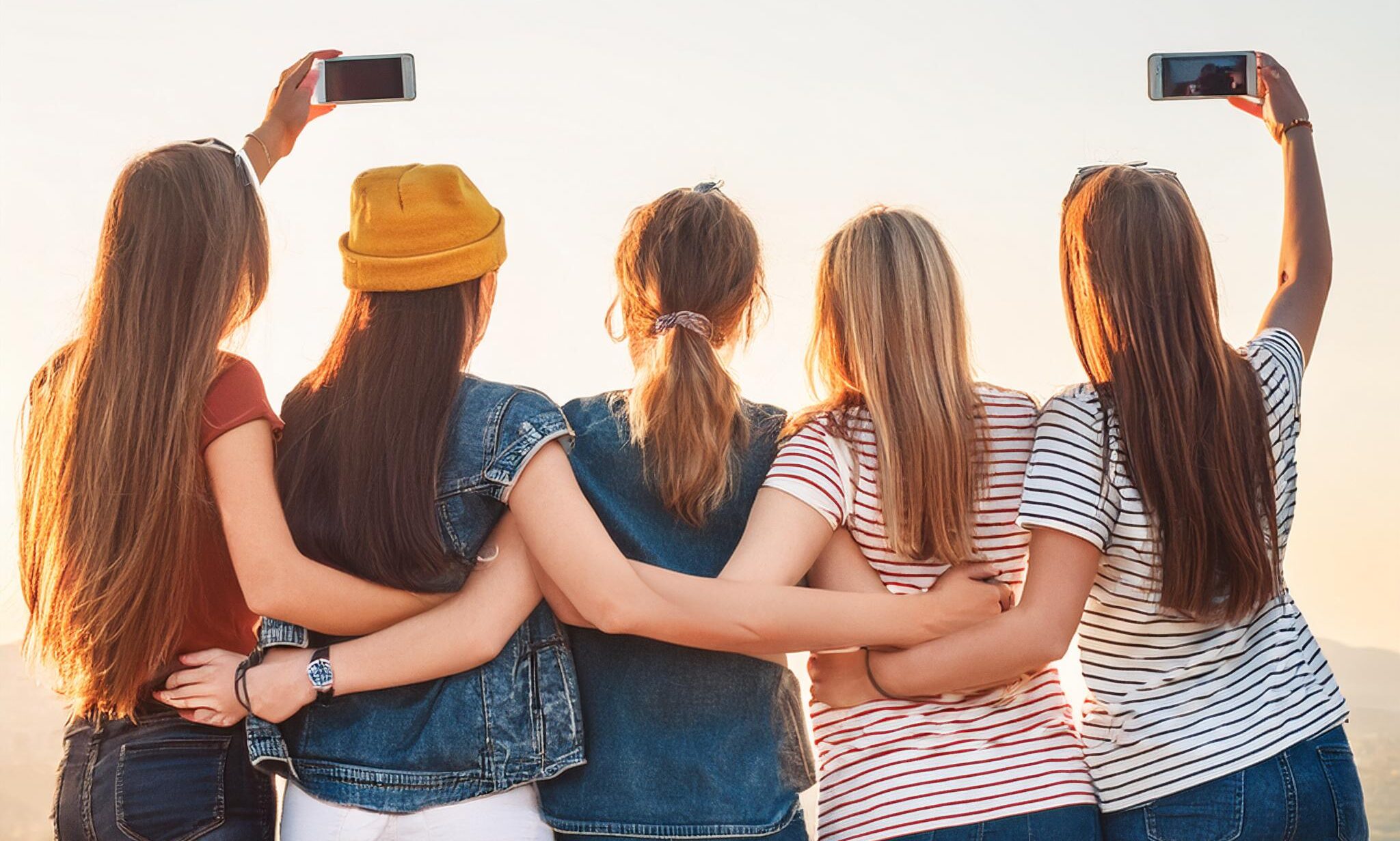 People Feel Spooked When They See A Seventh Face In A Selfie Photo With ...