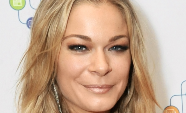 LeAnn Rimes’ Dental Bridge Falls Out During Live Show